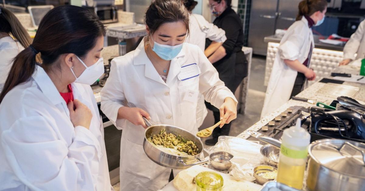 Students sharpen their culinary skills in new Discovery Kitchen | CALS